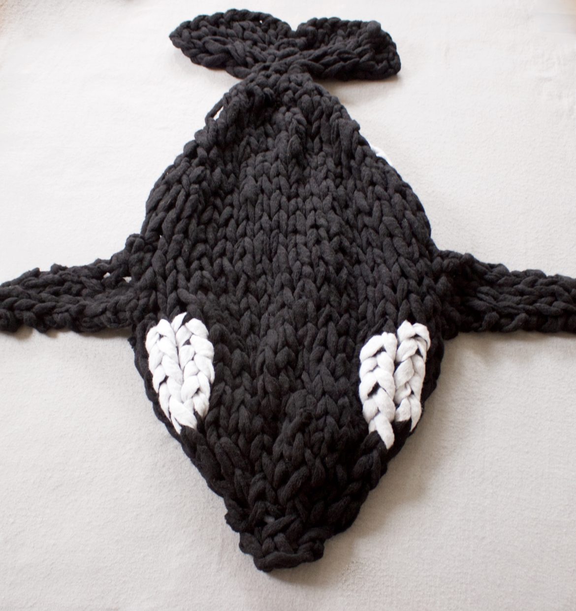 Arm Knit Orca Whale Blanket Pattern | SimplyMaggie.com