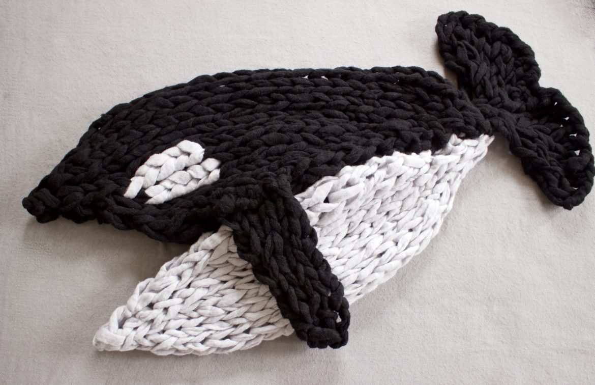 Arm Knit Orca Whale Blanket Pattern | SimplyMaggie.com